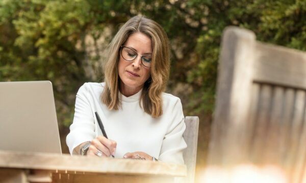 Tipos de Narradores: Cómo se clasifican y Ejemplos - Sefhor